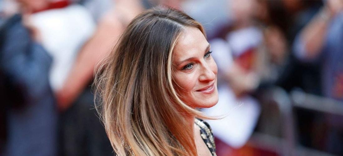 THE ICONIC SARAH JESSICA PARKER TEACHES US HOW TO GO TO AN EVENT.